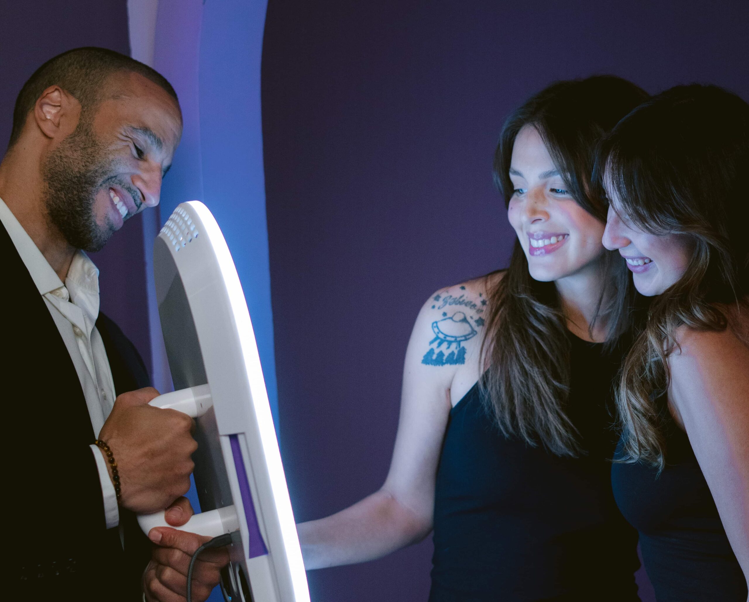 Foto Fun - Roamer Photo Booth Rentals